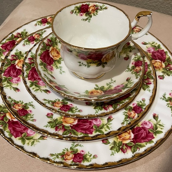 Royal Albert | Dining | Royal Albert Old Country Roses 5piece X4 2pcs ...